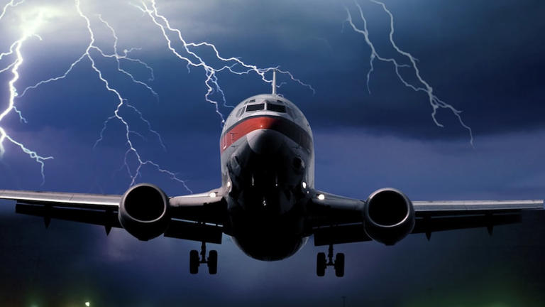 Was passiert, wenn ein Blitz ins Flugzeug einschlägt?