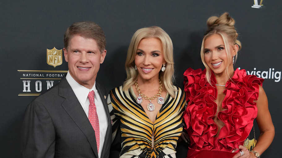 Chiefs owner's wife Tavia Hunt turns heads in bold print dress with ...