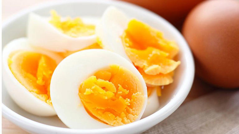 Eating just one egg a week could be enough to lower your risk of dying ...