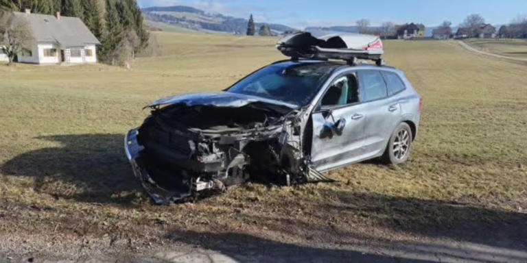 Schwerer Unfall: Lenker musste aus Unfall-Wrack befreit werden