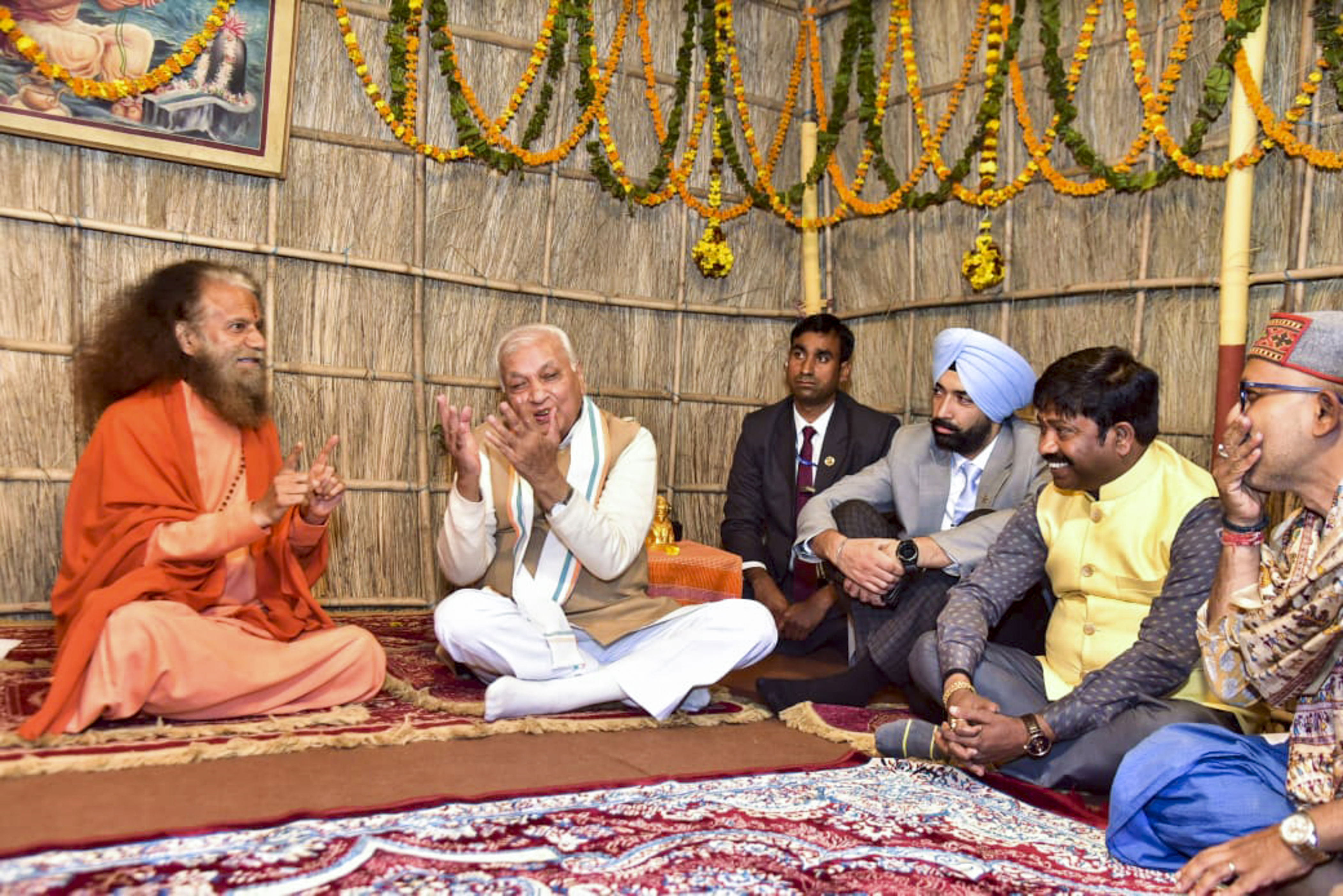 Bihar Governor Arif Mohammad Khan takes holy dip in Triveni Sangam