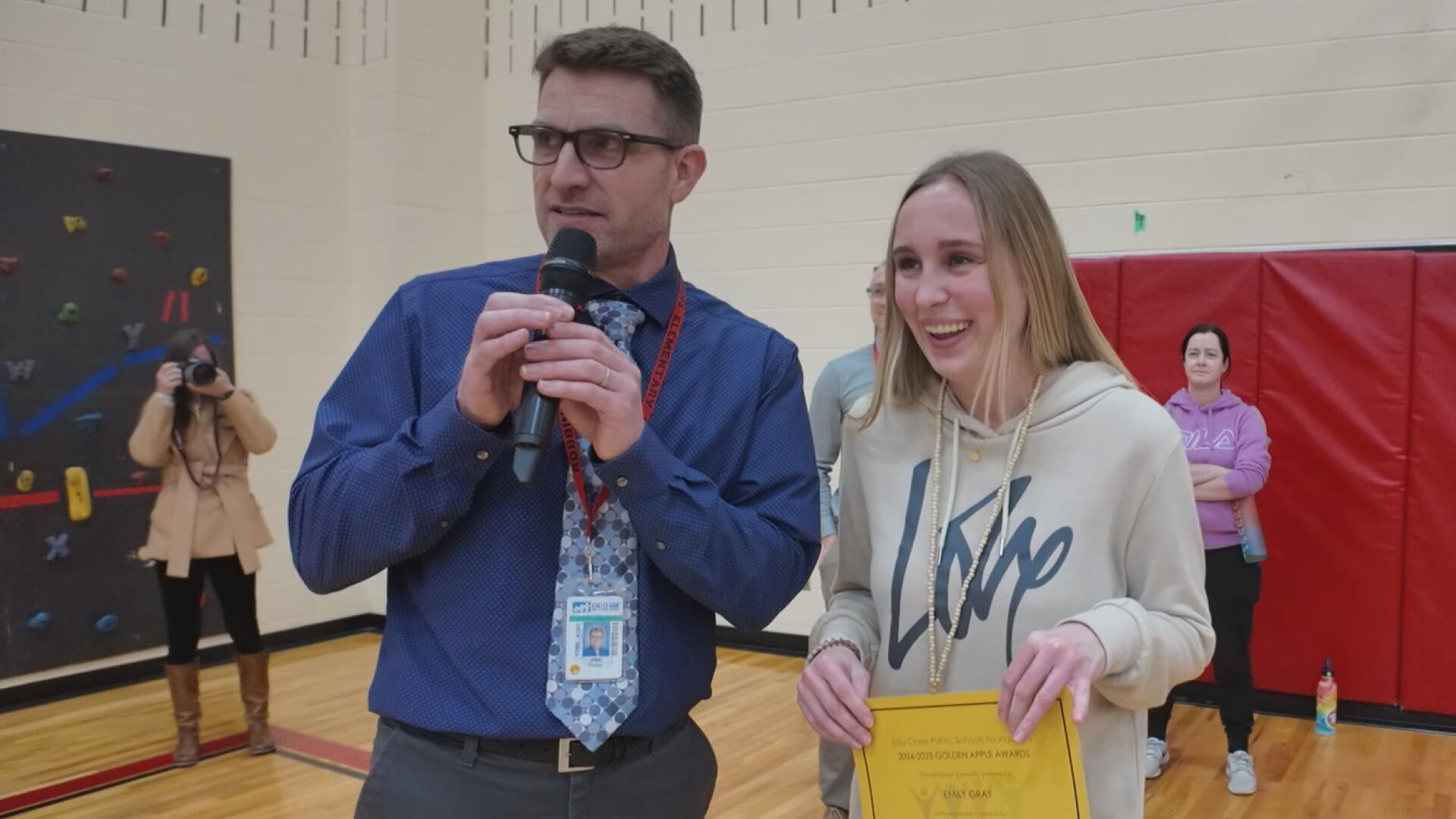 Robbins Elementary School 4th grade teacher honored with Golden Apple
