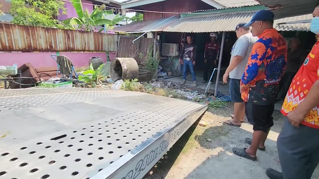 Paramedics use TOW TRUCK to carry 300kg obese woman to hospital in Thailand