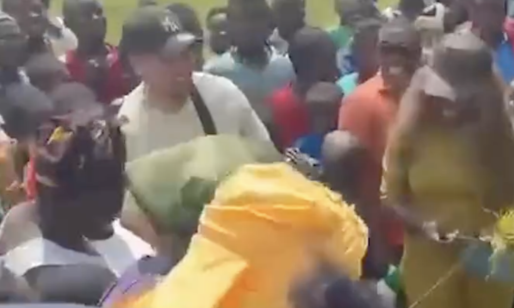 Nieuwe video van 'Bolle Jos' met president van Sierra Leone opgedoken