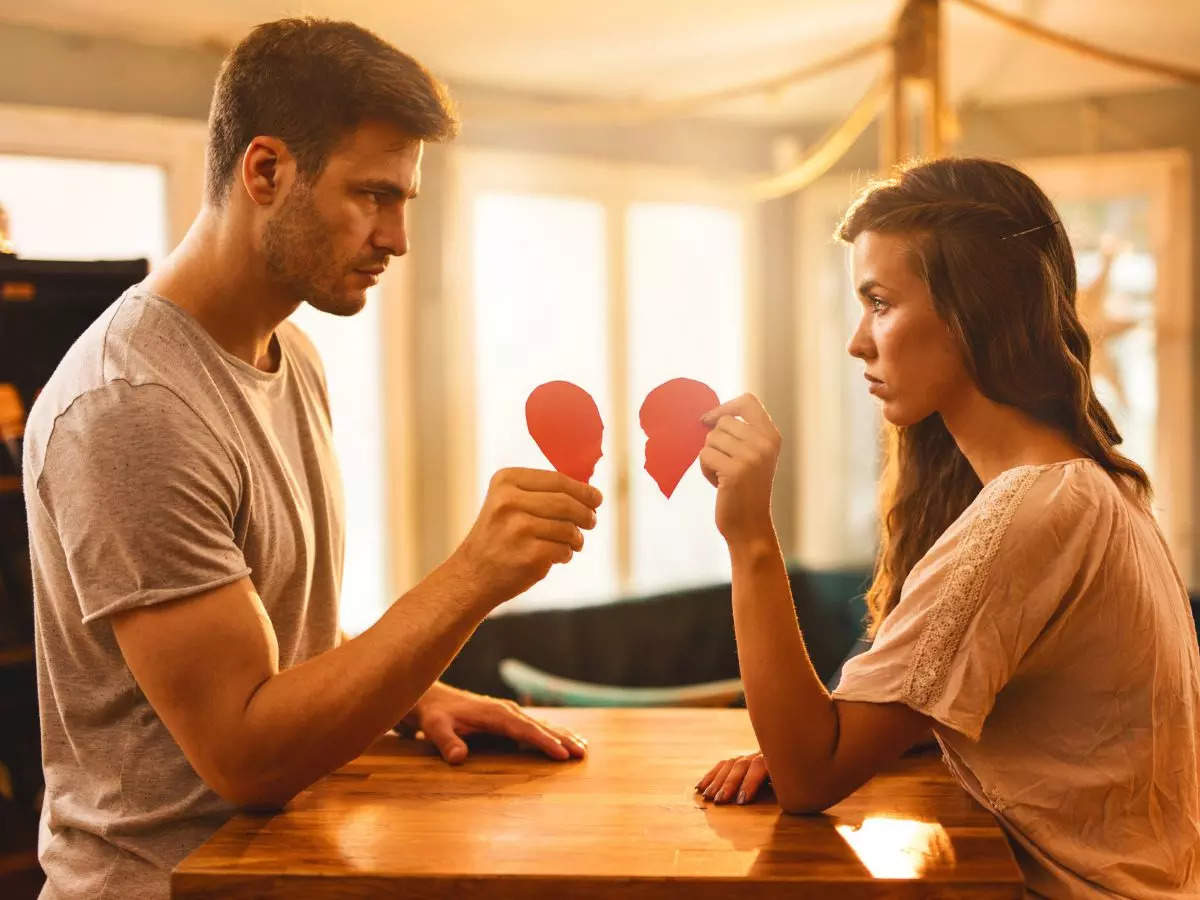 5 warning signs of cheating partner. Body language expert shares clues ...
