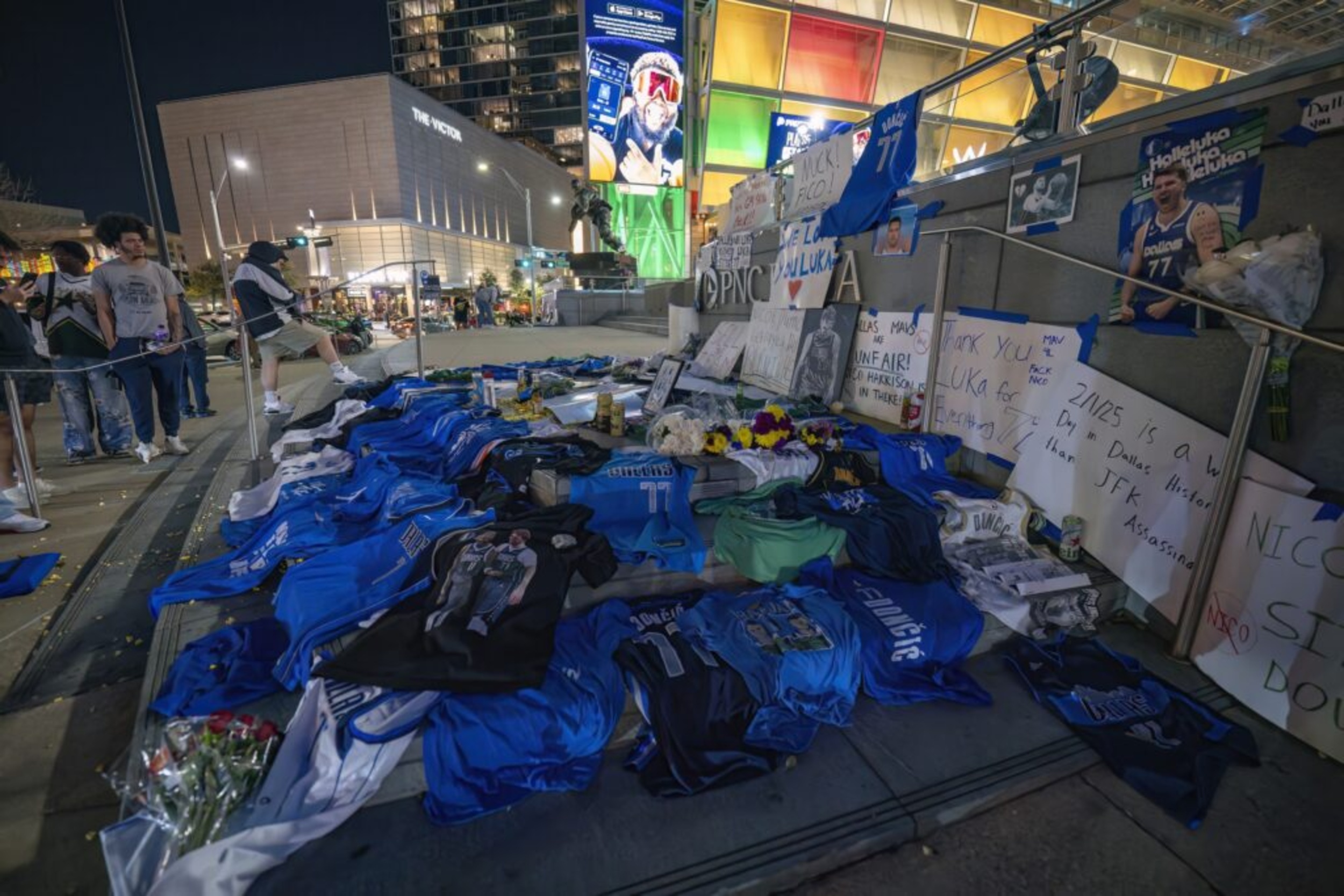 Mavericks Notes: Hostility, Protests, GoFundMe And Davis Debut