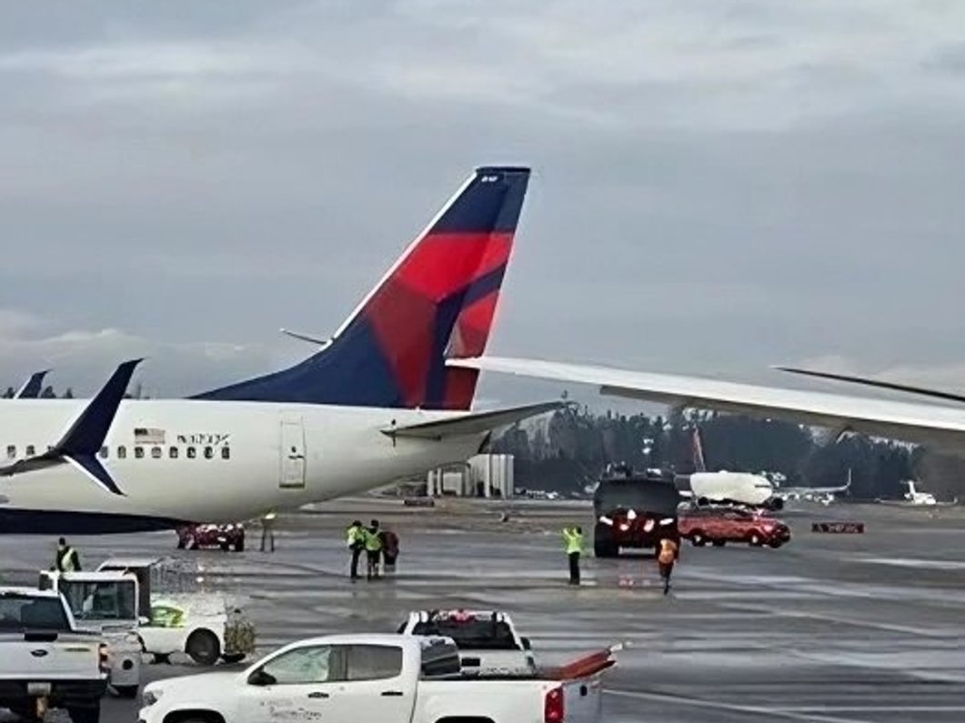 "Very scary": Airplane crashes into another plane with its wing