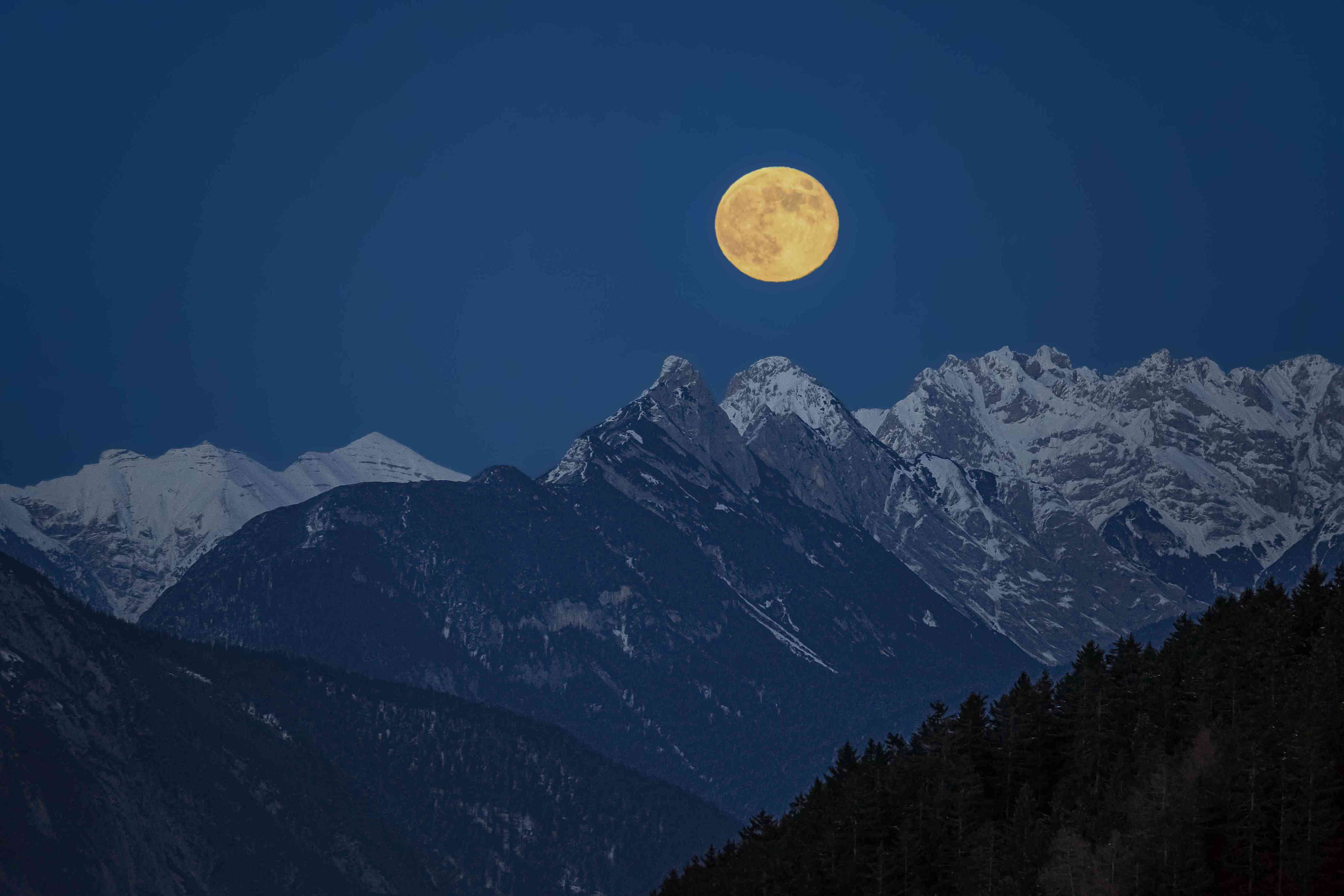 February's Full Snow Moon Lights Up the Sky This Week—Here's How to See ...