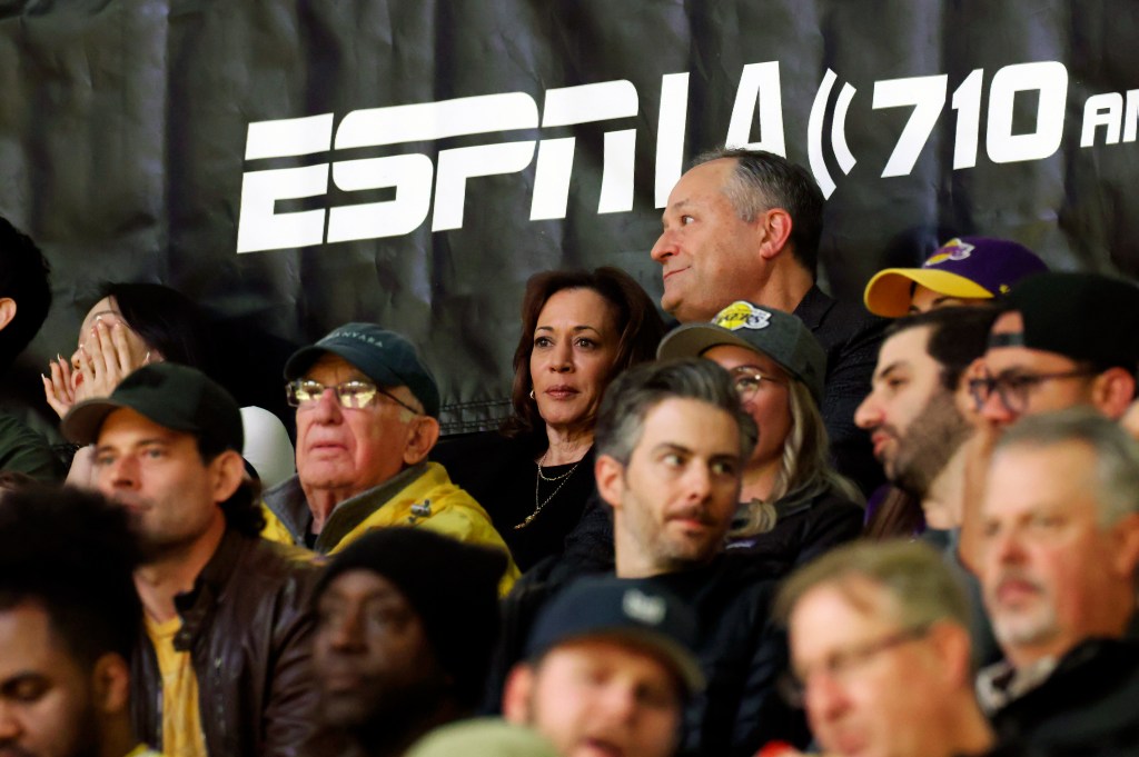 Out-of-work Kamala Harris showed up to Lakers game and ‘nobody even ...