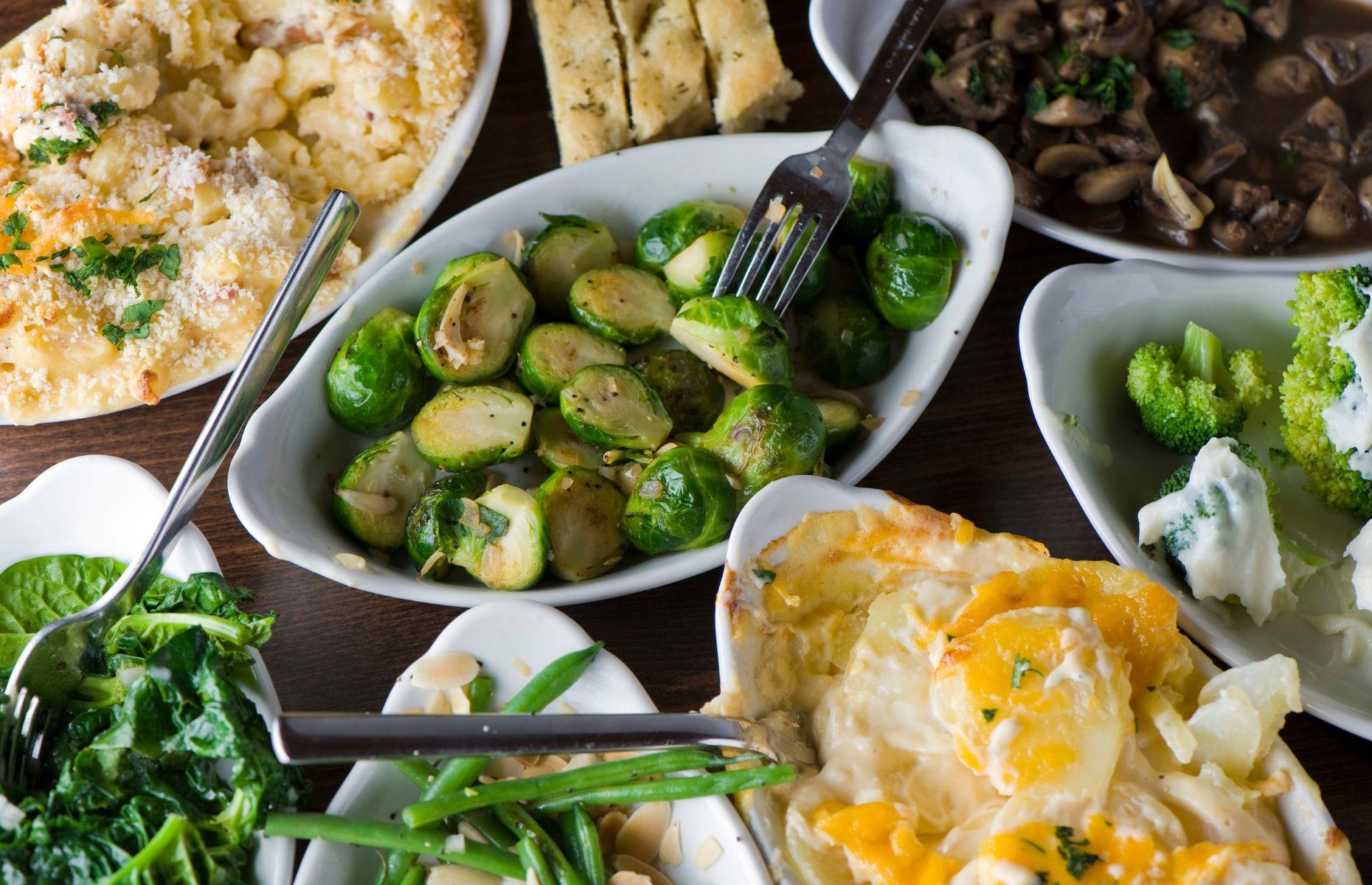 28 common tricks restaurants use to boost your bill