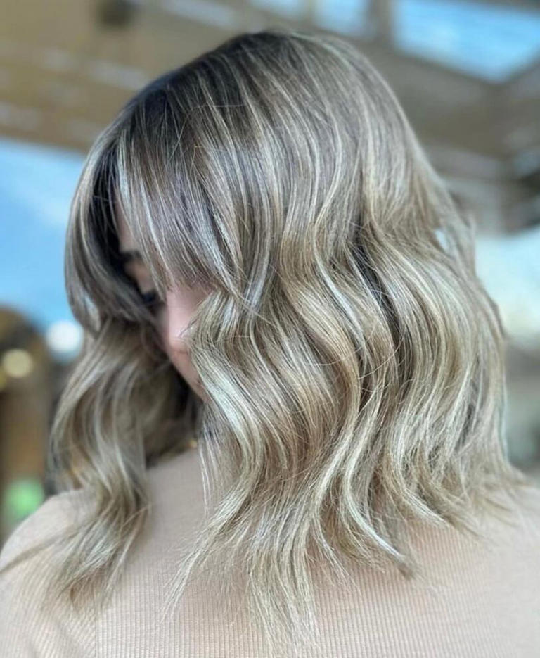 Cómo es el balayage invertido que ayuda a disimular las canas