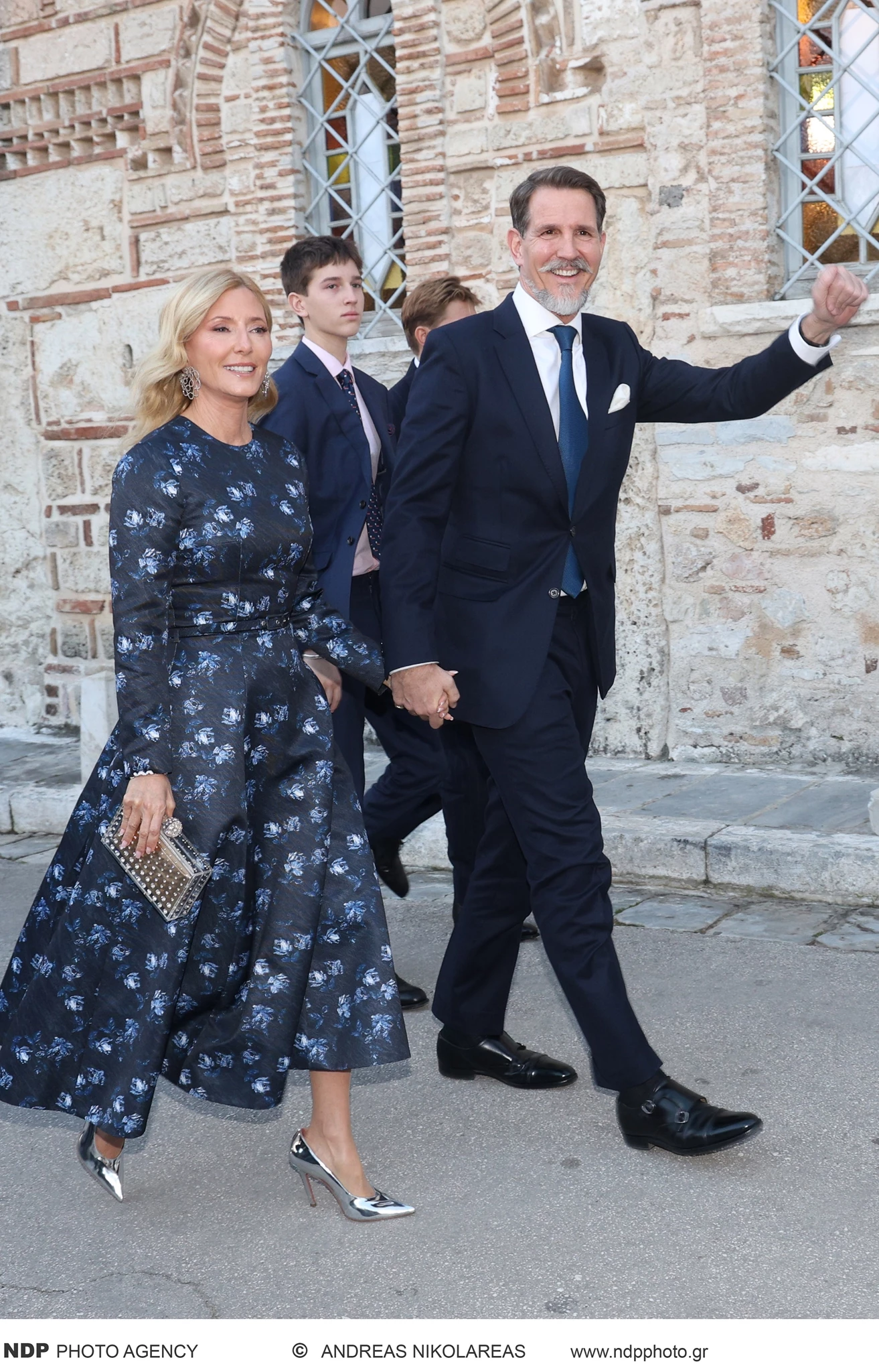 Η Marie Chantal με floral φόρεμα και ασημί metallic γόβες στον γάμο της ...