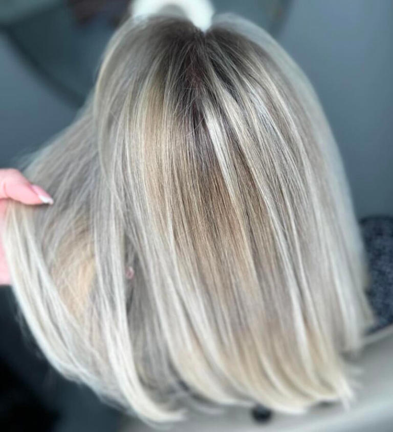 Cómo es el balayage invertido que ayuda a disimular las canas
