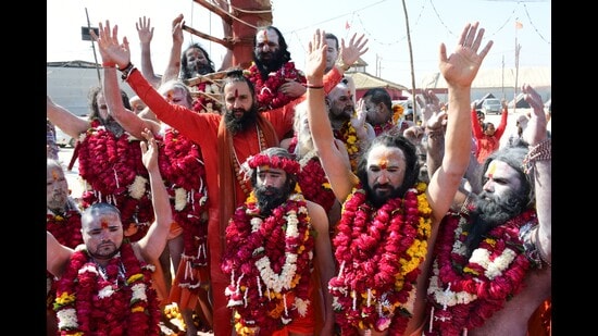 Mahakumbh: Akhadas depart after performing Isht Puja, Purnahuti havan