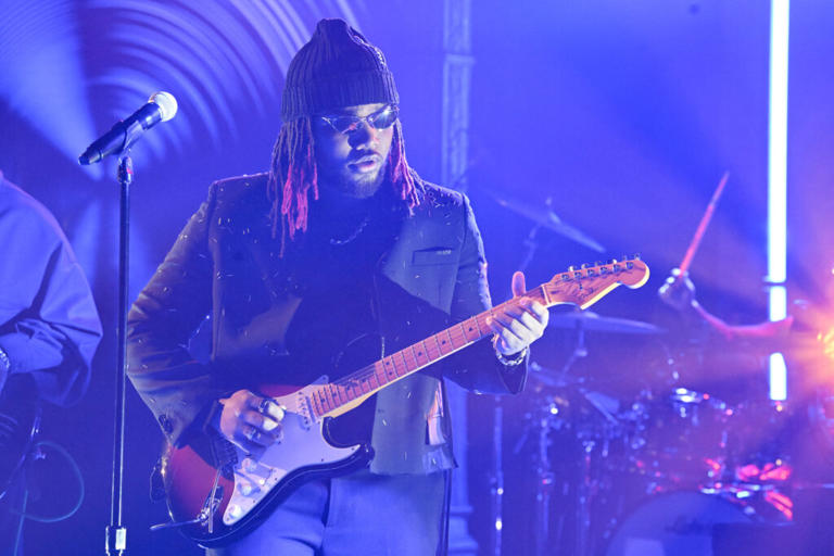 Leon Thomas Performs 'Mutt' on 'The Late Show'