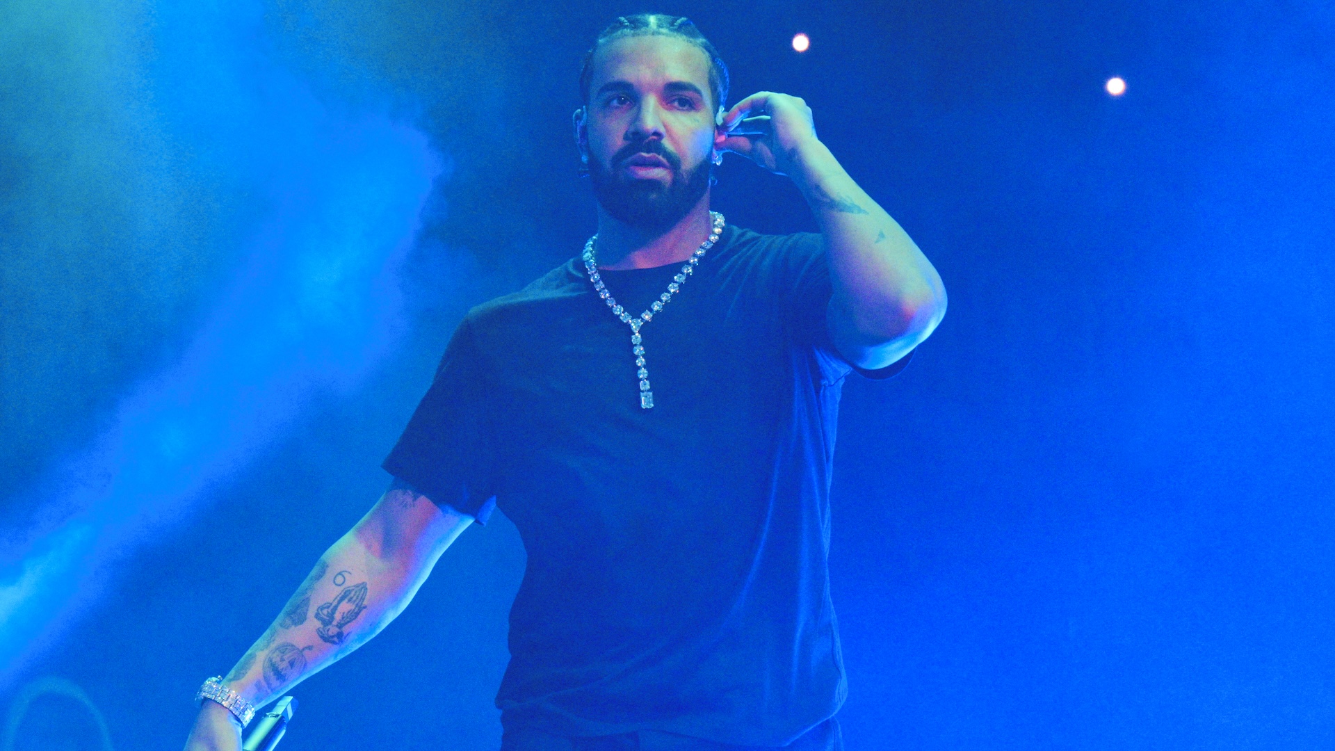 Drake Flirts With Female Security Guard at Australia Concert Then Saw ...