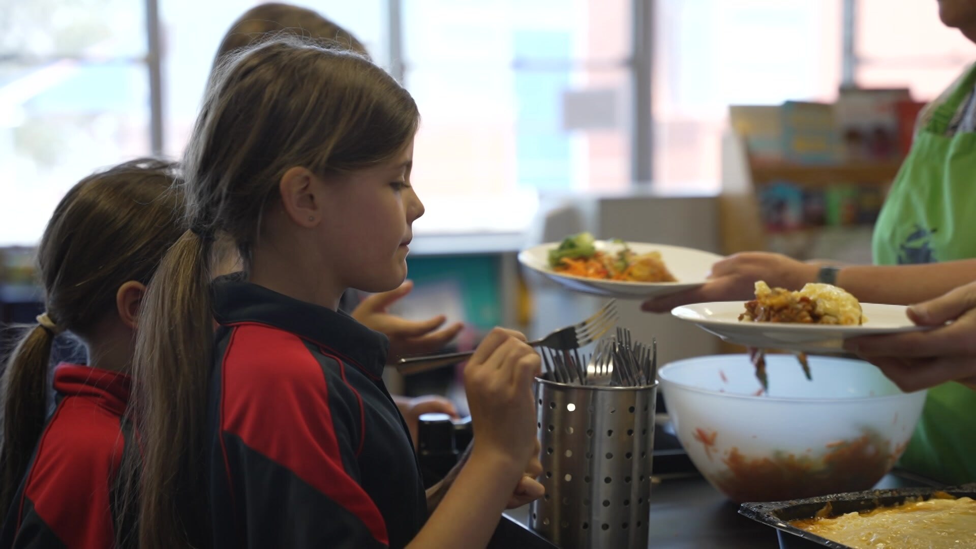 Free school lunches showing positive results, teachers say, as Tasmania expands program