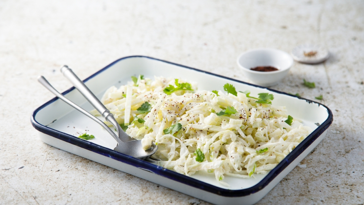 Receta de ensalada de repollo, manzana, apio y yogur