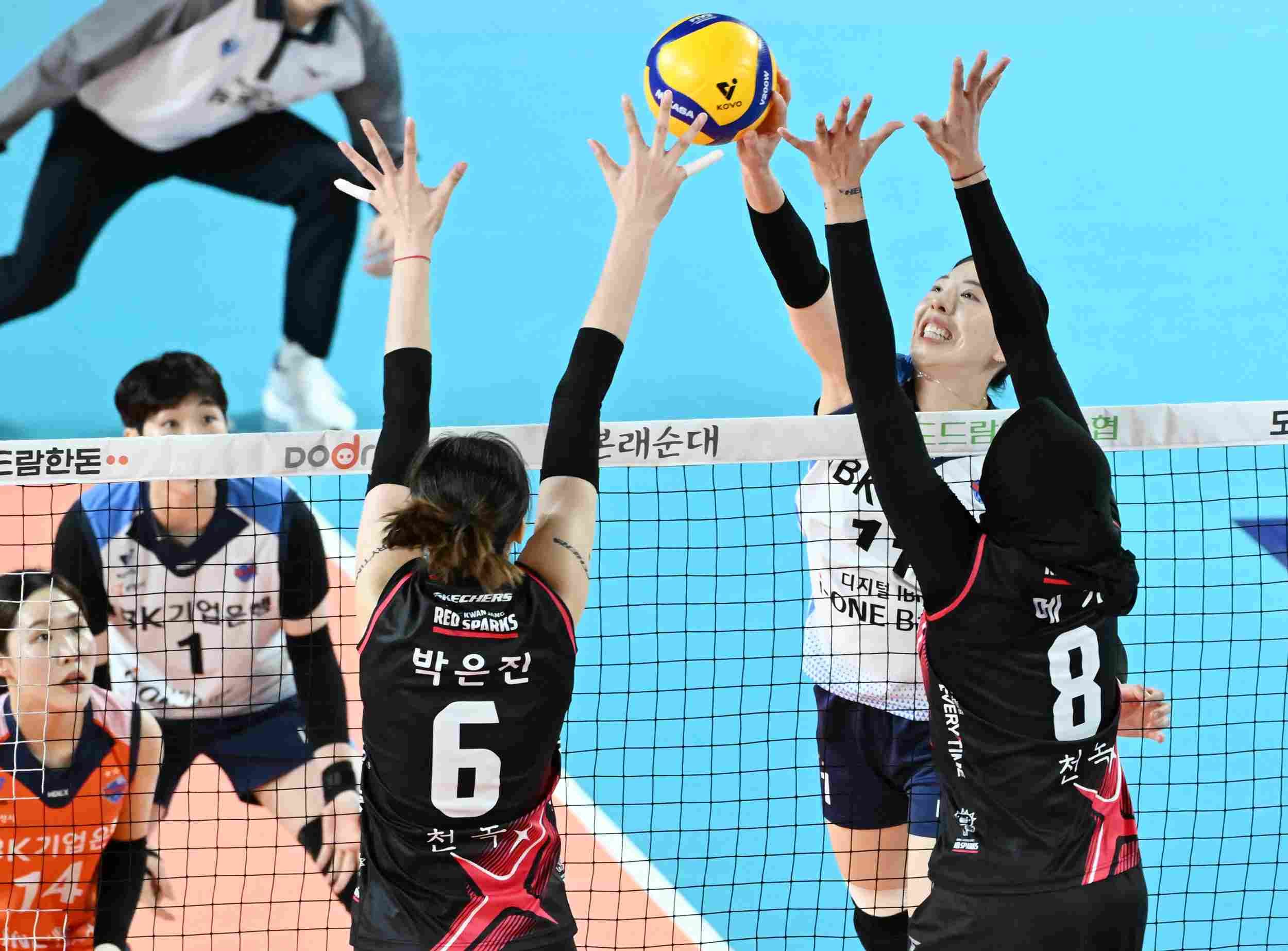 Hasil Liga Voli Korea - Megawati Dapat Kartu Hijau, Red Sparks Full ...