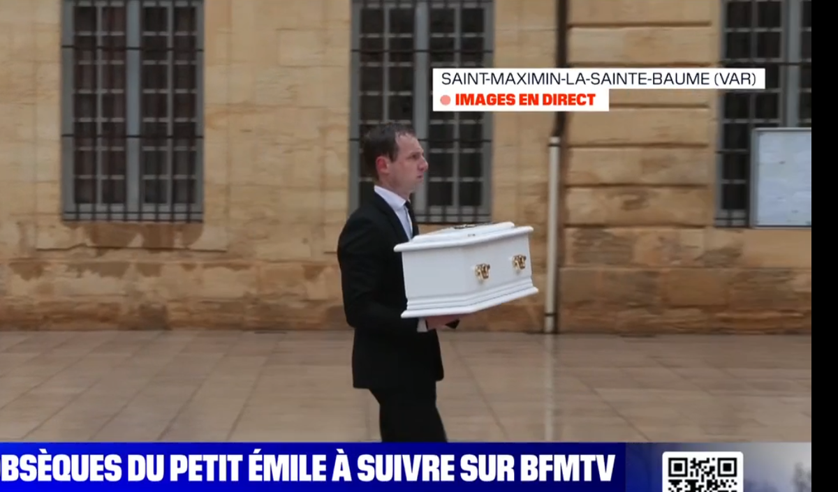Le petit Emile accueilli et porté par sa famille à l'église, ses ...