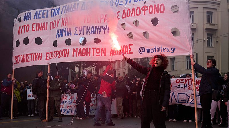 Thousands of students block traffic in Athens over delays to Tempi rail ...