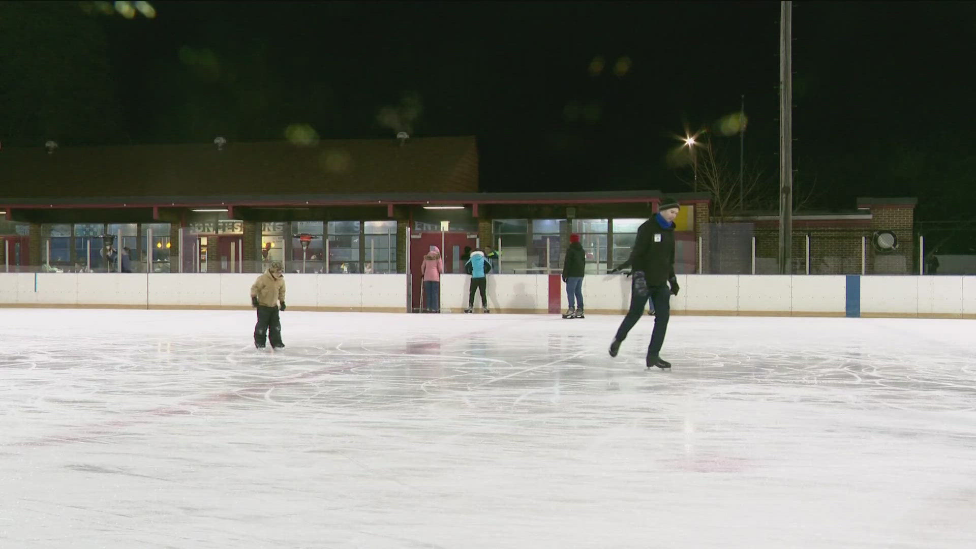 Ottawa Park Ice Rink holds Valentine's Day-themed skating event