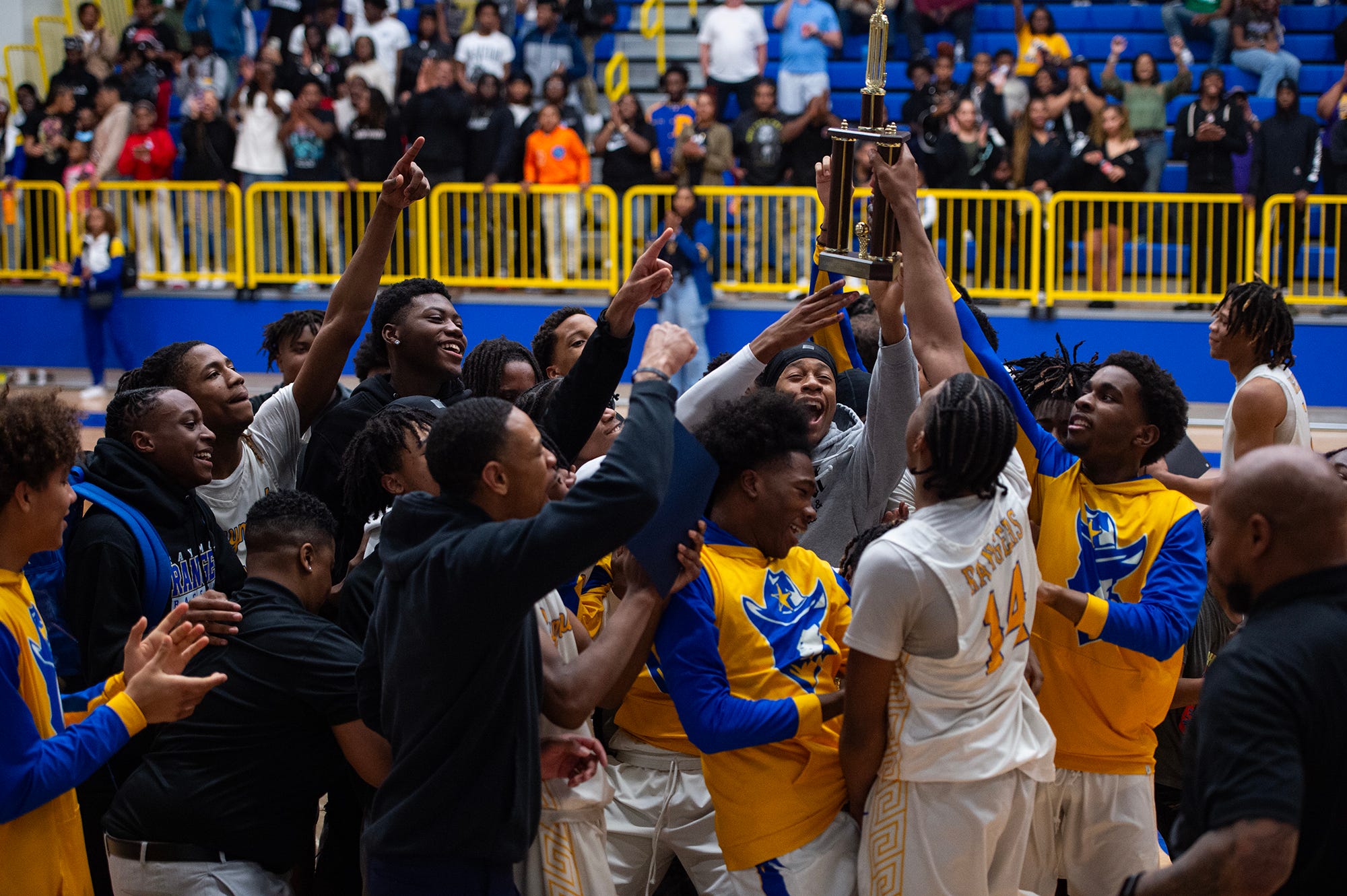 Raymond basketball's dramatic final minutes clinch Region 6 title ...