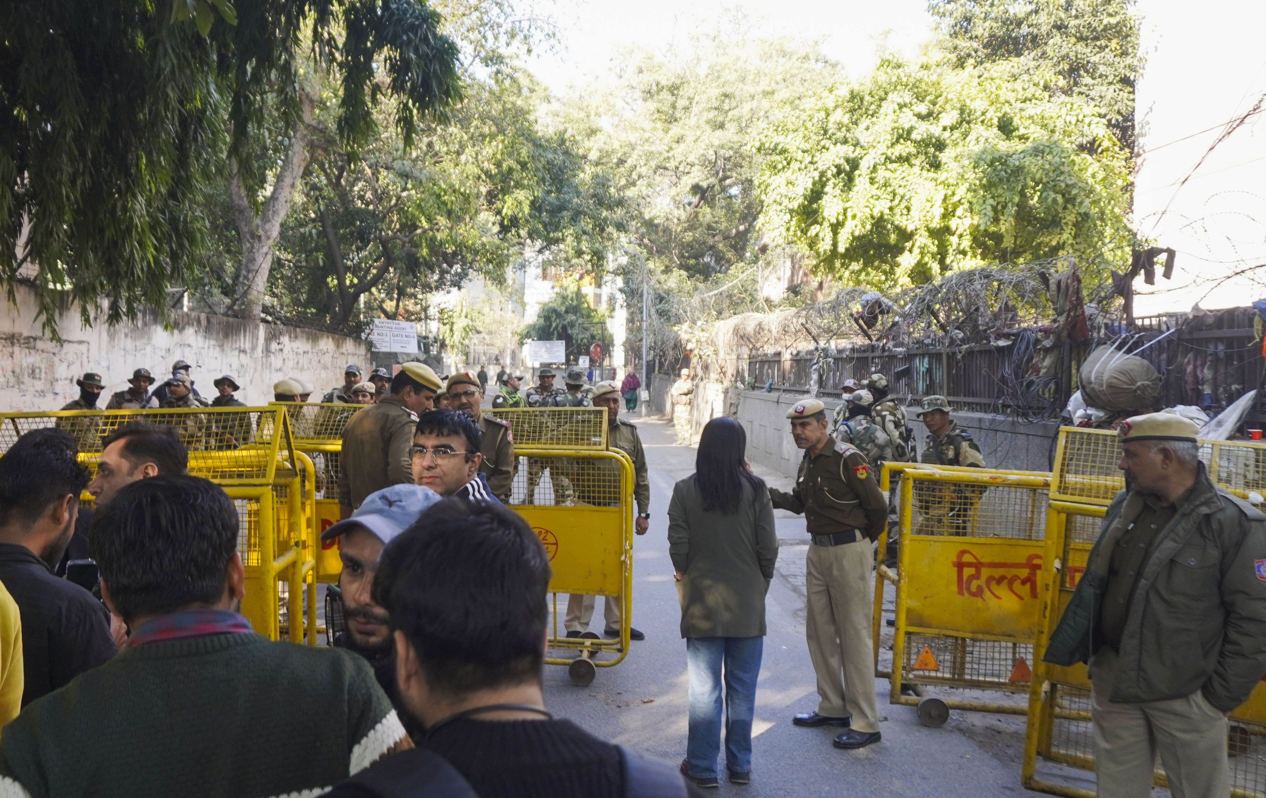 Delhi polls: EC trends show BJP ahead in 43 seats, AAP 27; Kejriwal ...