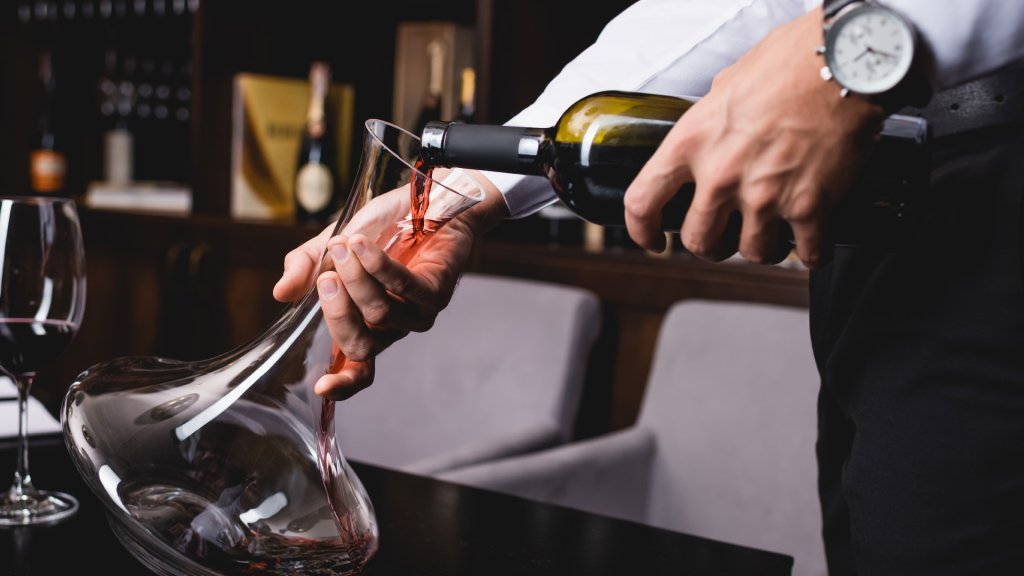Comment bien carafer un vin ? Nos conseils pour un service optimal