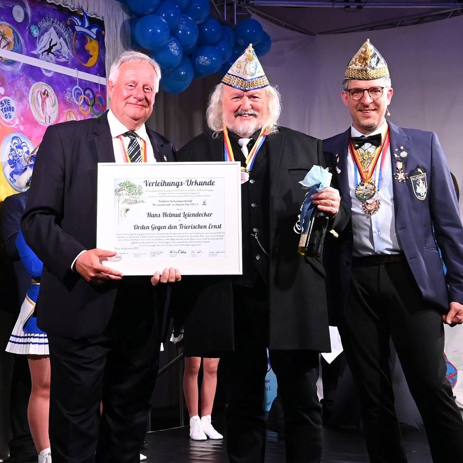 Helmut Leiendecker mit dem Orden gegen den Trierischen Ernst ausgezeichnet