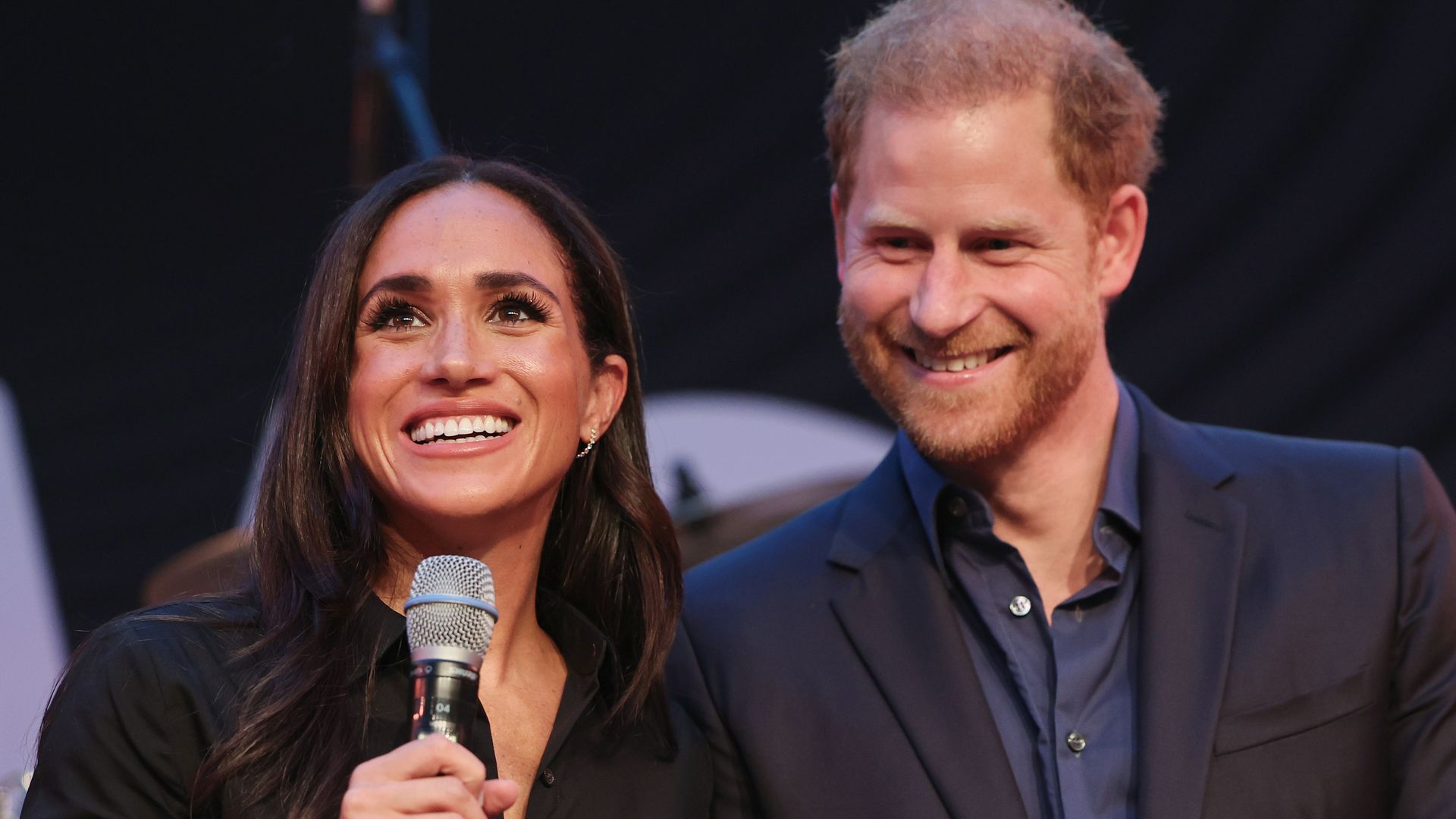Meghan Markle gives husband Prince Harry a passionate kiss on stage as ...