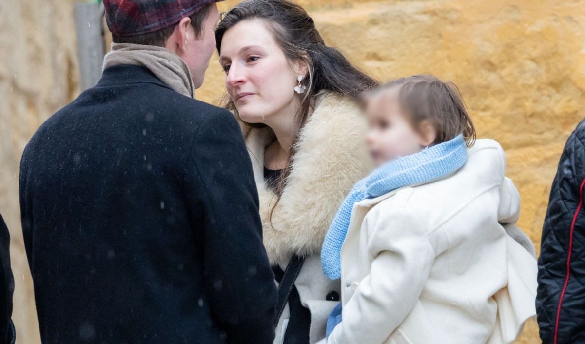 Alaïs, bientôt 3 ans : un ange à la cérémonie religieuse pour son grand ...