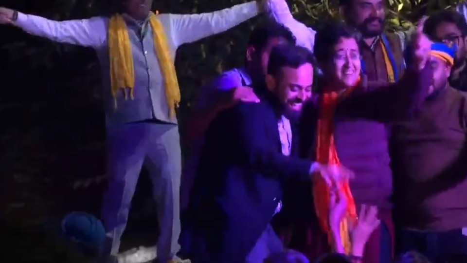 Atishi dances to celebrate poll win, Swati Maliwal terms it 'shameless ...