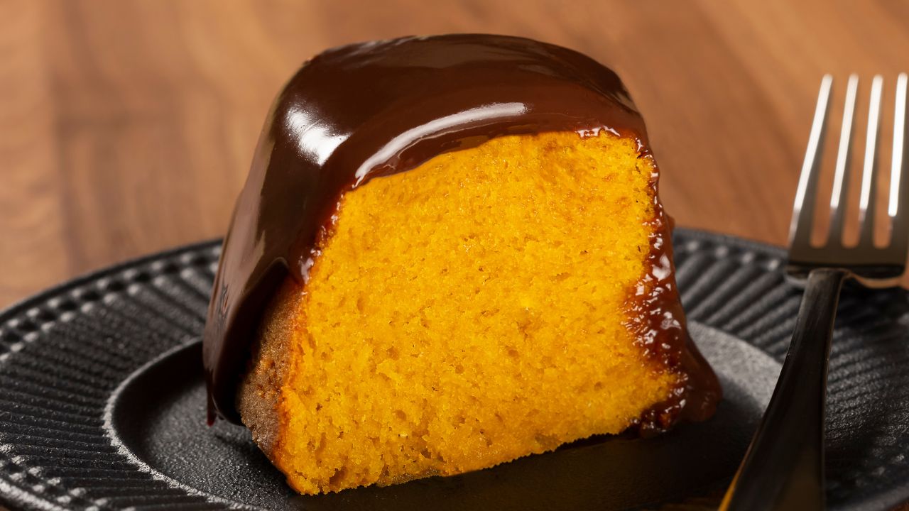 O melhor bolo de cenoura sem farinha que eu já comi na vida é uma ...