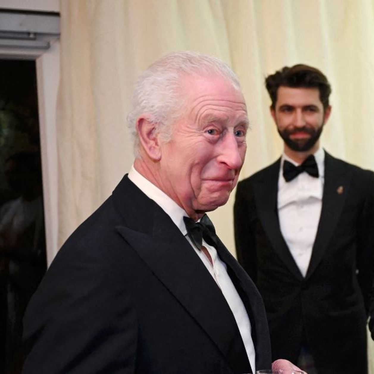 Charles III : "Il était bon", le roi s'improvise barman le temps d'un ...