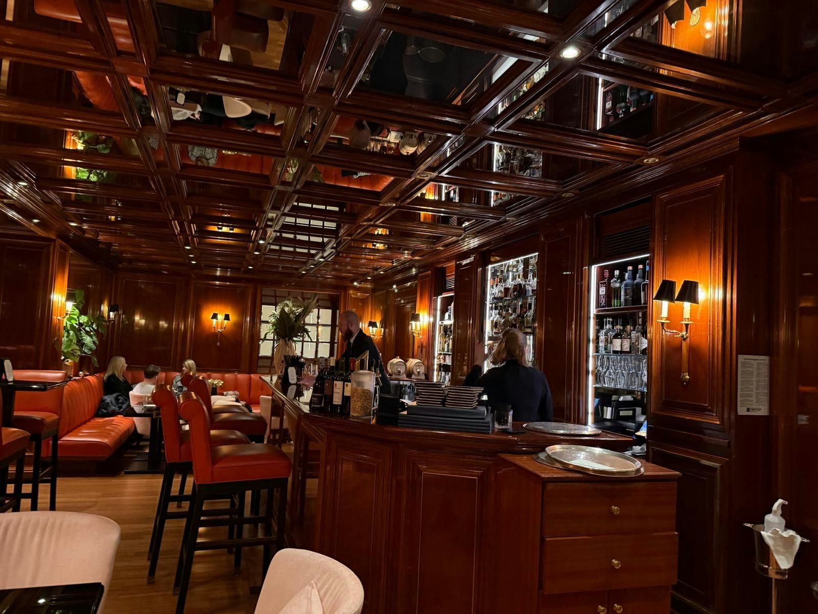 Barkolumne: In der Charles Bar im Kölner Excelsior Hotel Ernst kann man ...