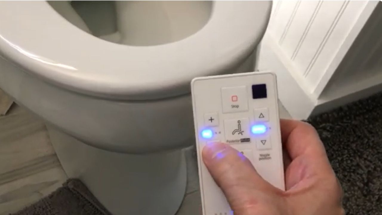 Assento aquecido e bidé integrado: inclui lavagem com água morna e ...