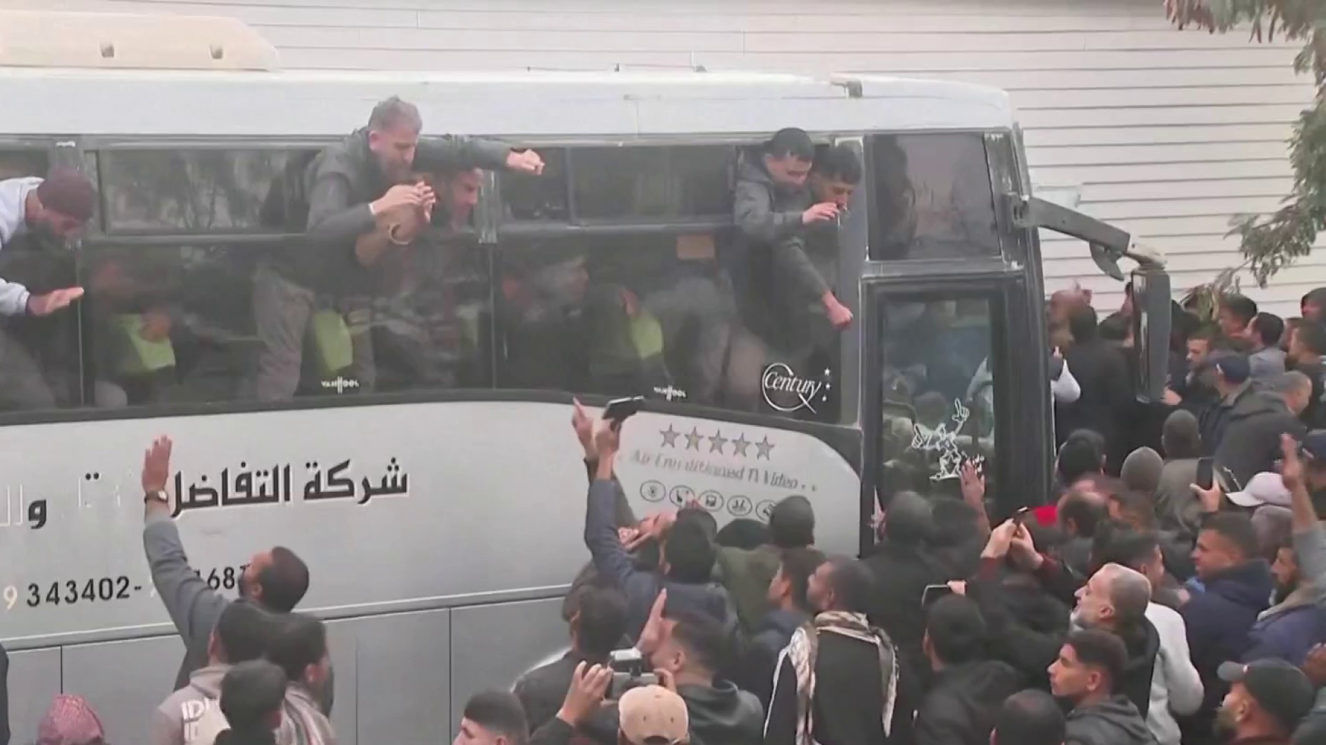 Red Cross buses carrying Palestinian prisoners arrive in Gaza