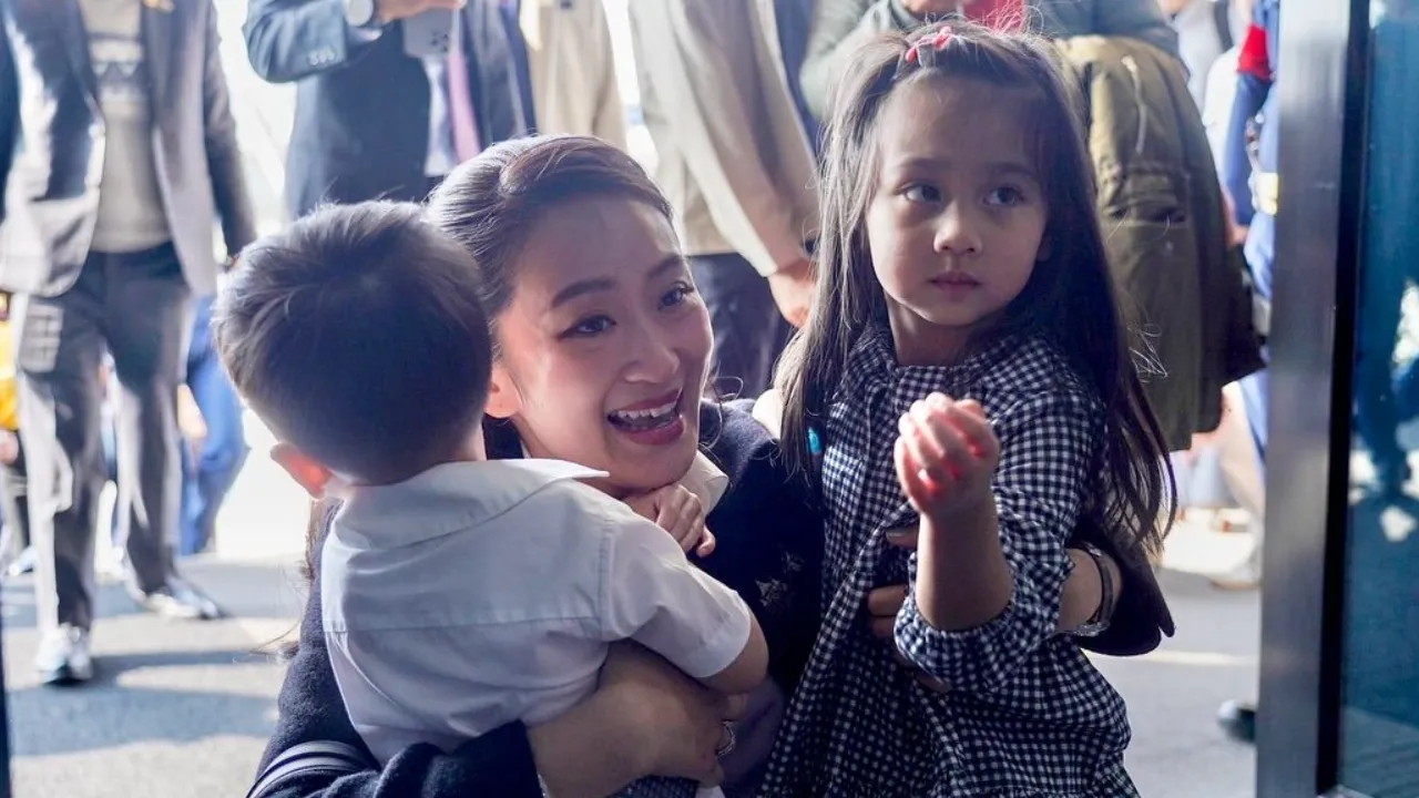 สามี-ลูกๆ รอรับ “นายกฯ อิ๊งค์” ถึงสนามบิน ลั่นยังไม่ปรับ ครม.-พร้อมตอบ ...