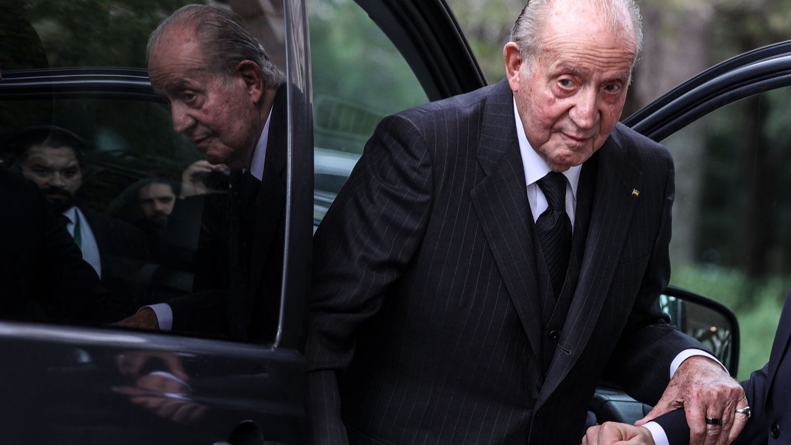 Juan Carlos I viaja a Lisboa con rostro serio: el adiós a su amigo el ...