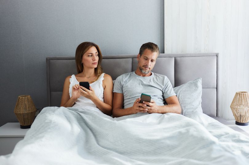 Five signs your partner is cheating on you, according to a body ...