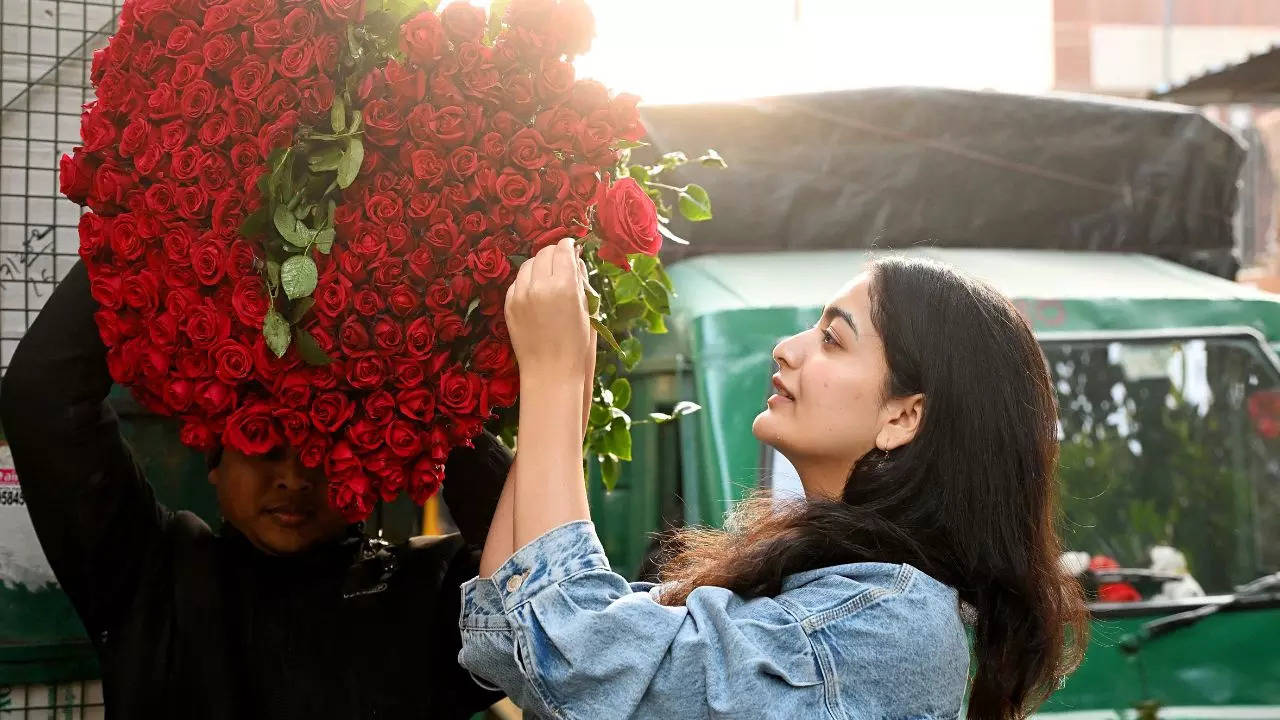The cost of love: Roses worth 10 crore reach Ghazipur daily!