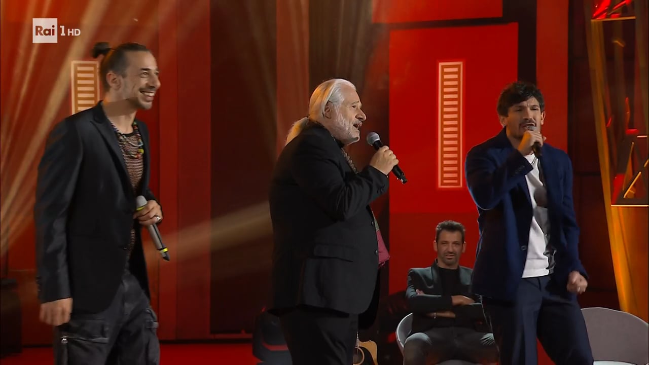 Pierdavide Carone e Matteo Amantia cantano con Amedeo Minghi "1950 ...