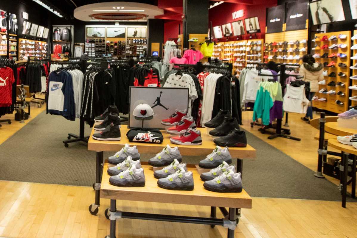 Foot Locker Is Selling a 'Perfect' Pair of $120 Nike Running Sneakers ...