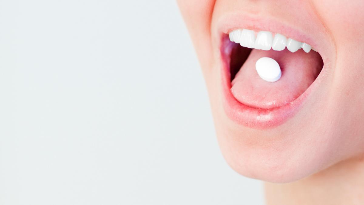 El truco para tragar fácilmente comprimidos y pastillas