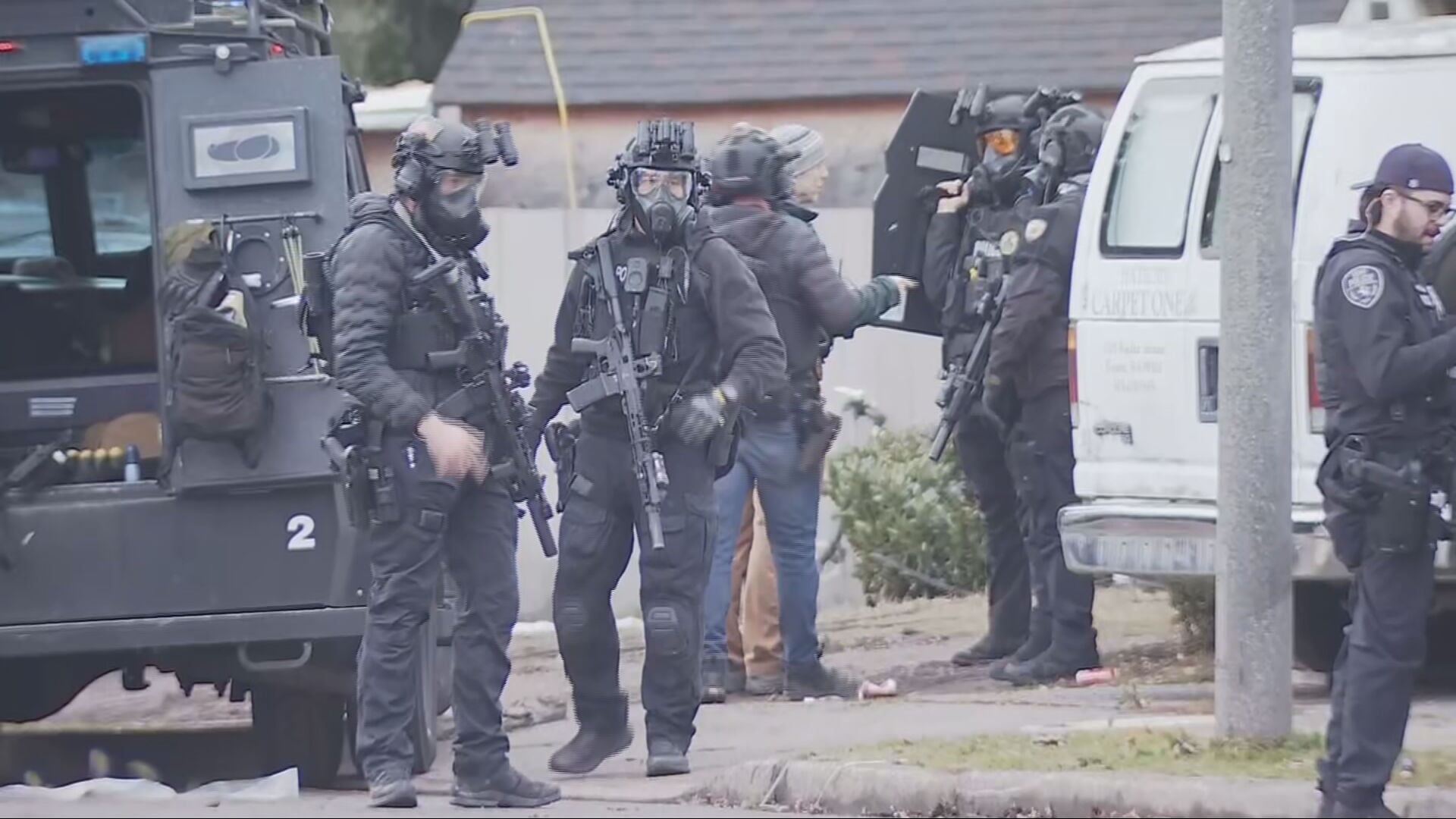 Suspect barricades himself and shoots at police, SWAT team in Renton