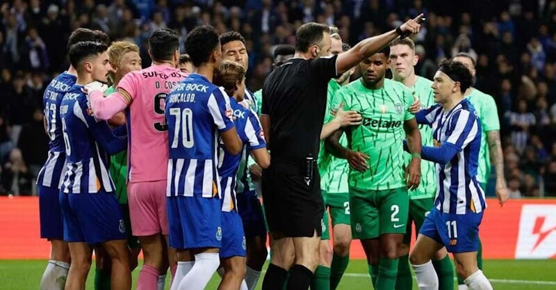 Mulher de Matheus Reis atira-se ao árbitro do FC Porto-Sporting