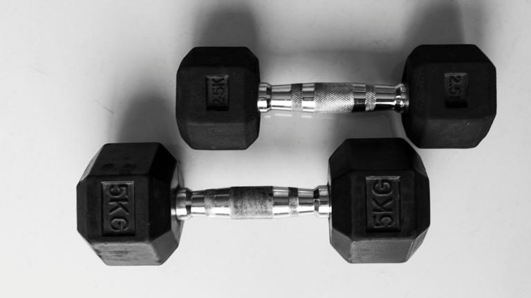 How to lift weights correctly to develop muscles and improve fitness