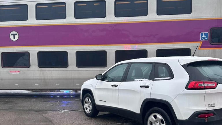 Minor train derailment near Boston's South Station delays MBTA Commuter ...