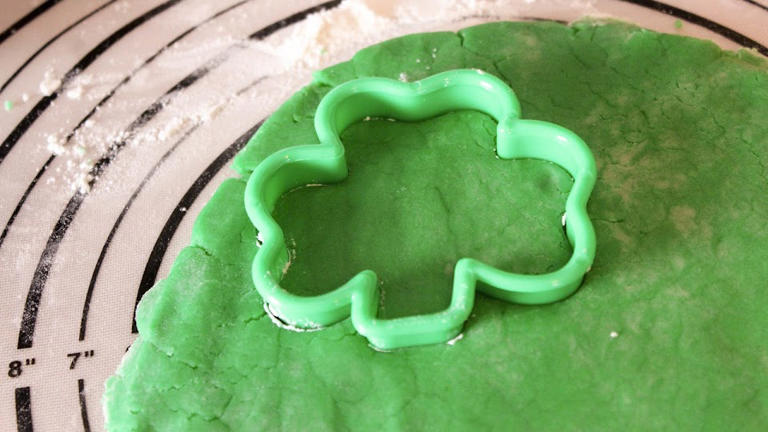 A simple and cute sugar cookie recipe for St. Patrick's Day - shamrock ...